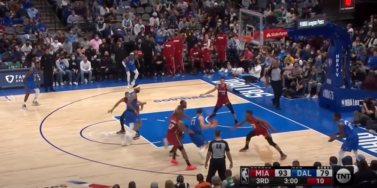 The squid game (He made the layup ) : r/Mavericks