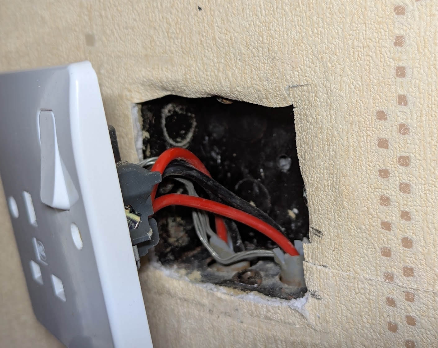 What type of connectors to extend mains loop to new socket? | Screwfix ...