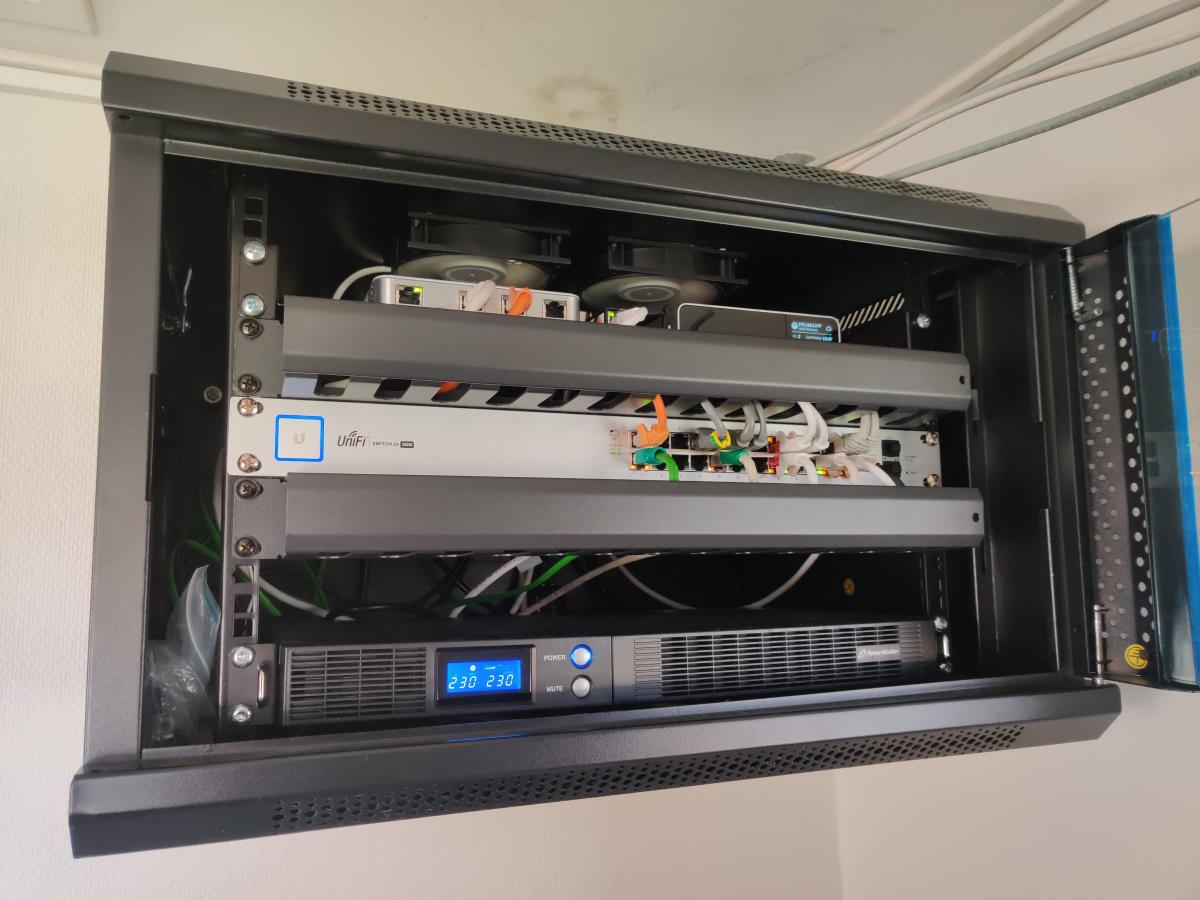 My two small servers. The top one got 16gb ram, E3 1220v2 cpu, and ...