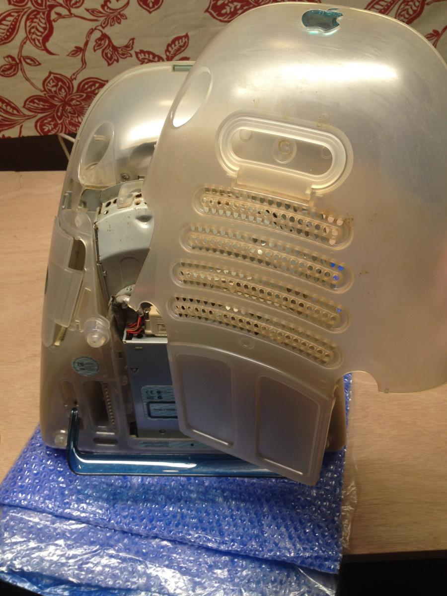 iMac G3 won't boot, but the bottom plastic piece is also stuck closed ...