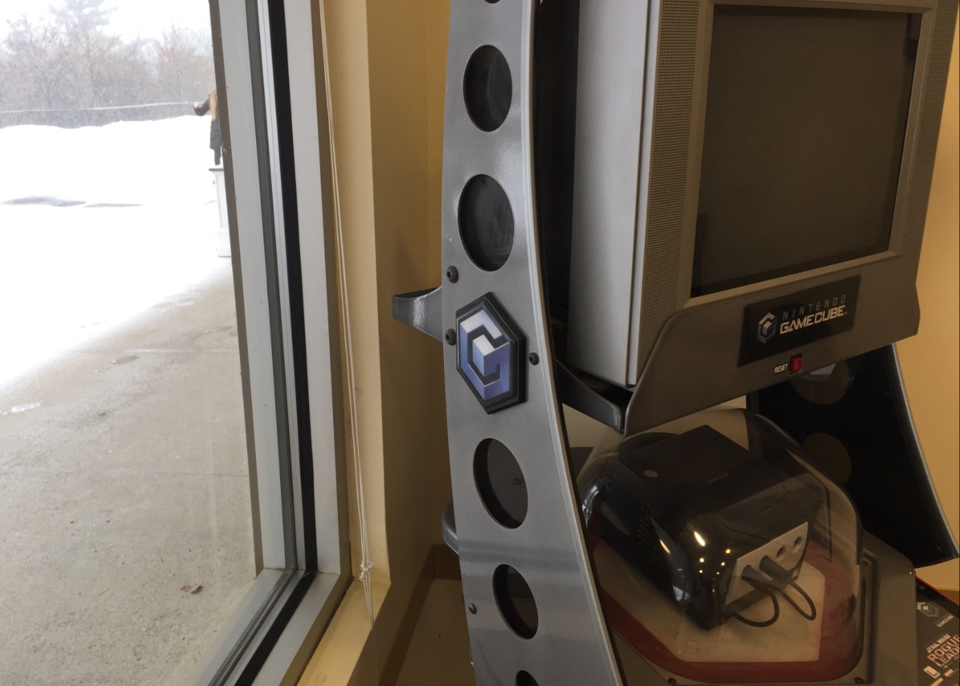Potentially Rare GameCube Kiosk Found At Children's Dentist : r/Gamecube